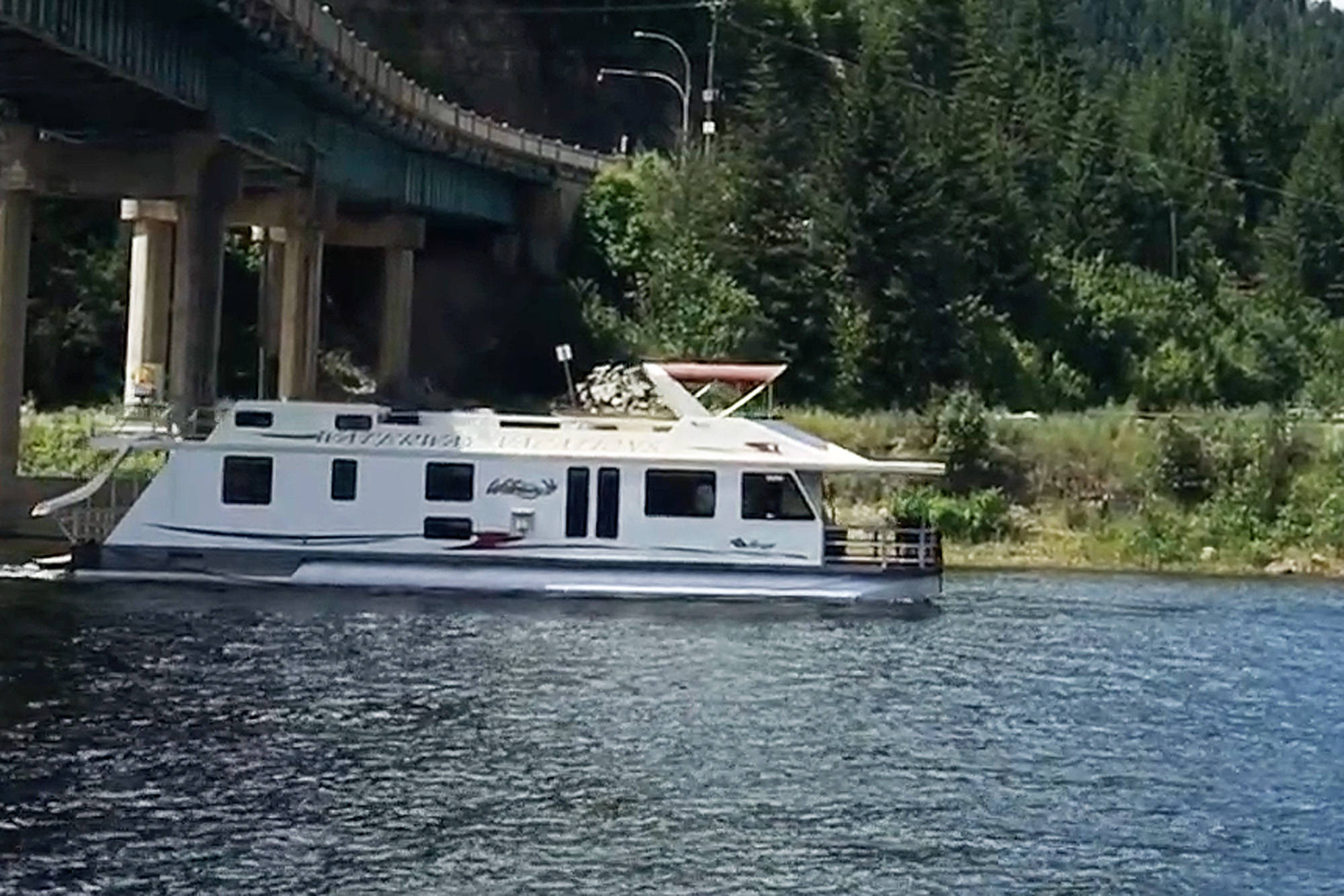 Convoy of Waterway Houseboats a sad sight for longtime neighbours - Sicamous Eagle Valley News