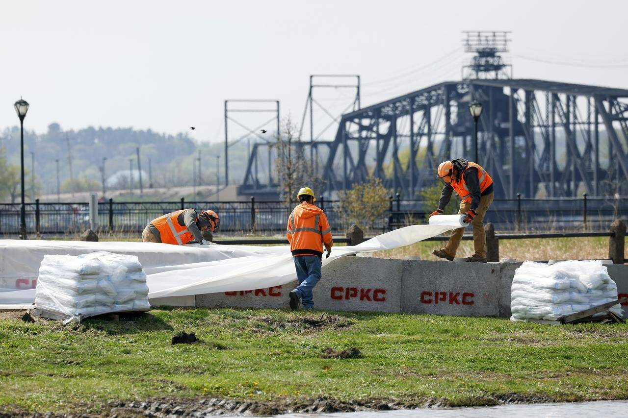 Mississippi River flooding prompts evacuations, sandbagging - The Northern View